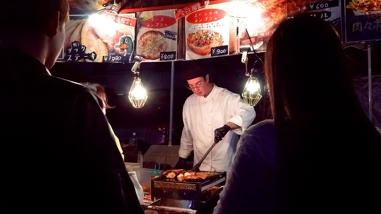 Fluent Japanese Speaking Foreigner Runs a TASTY Yatai - YouTube