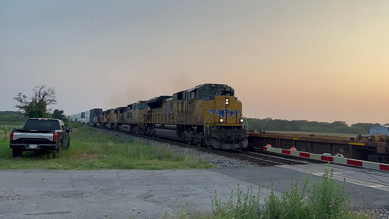 UP #8915 leads ZLAMN through Preble siding - YouTube