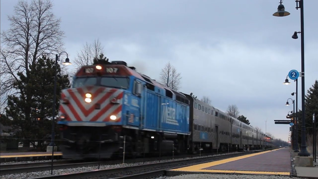 Metra 107 leads FAST express train past Schaumburg - YouTube