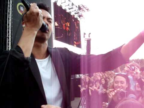 The Temper Trap live @ Pinkpop 2010; singer sings with audience - YouTube