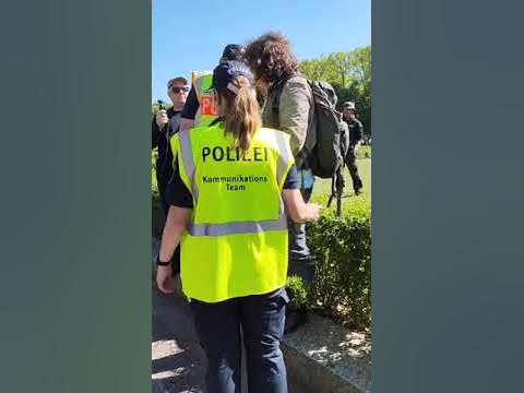В Берлина не пустили хохлов с их тряпками, к памятнику советскому ...