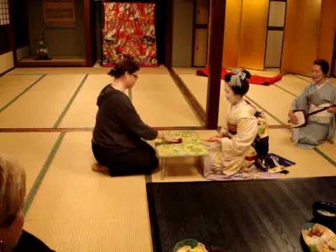 I Play a Traditional Game with a Maiko in Osaka - YouTube