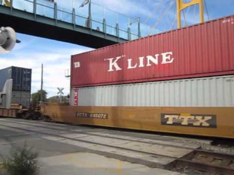 CP Intermodal @ Downtown Kamloops 10/3/10 CP ES44AC 8738 leading - YouTube