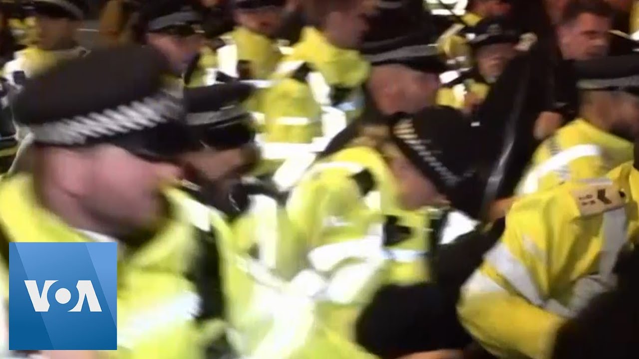 London Police Use Batons, Arrest Protesters - YouTube