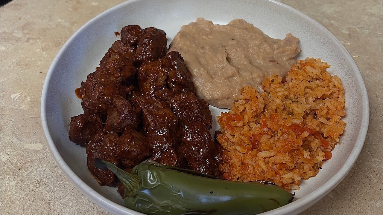 How To Make A Delicious Red Chile | Chile Colorado Recipe - YouTube