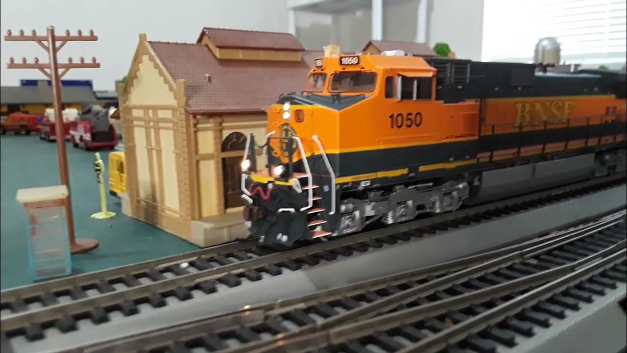 ATHEARN GENESIS BNSF DASH-9s - YouTube