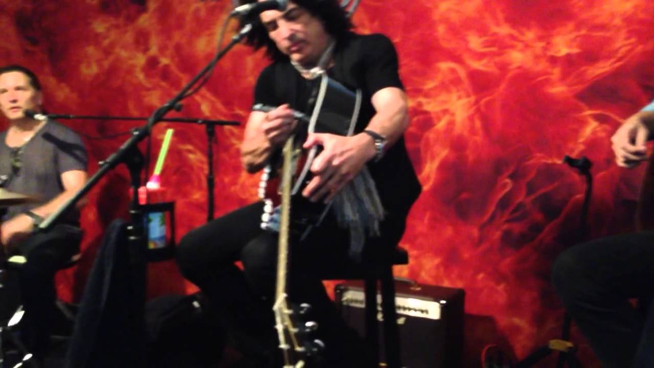 Kiss- Atlanta 2014. All of Kiss signed Paul's guitar and gi - YouTube