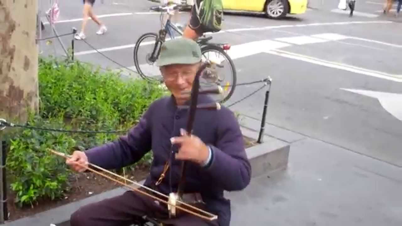 Erhu player Busking Mebourne (Traditional Chinese Music) - YouTube