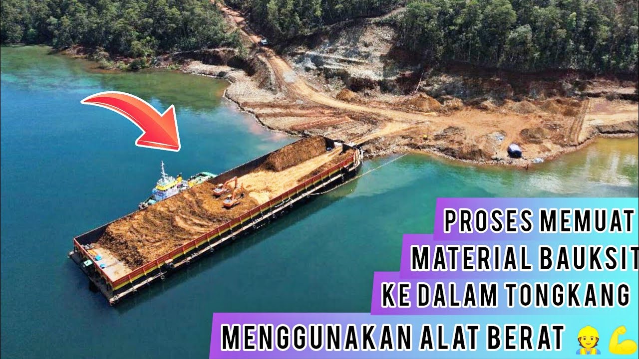 Proses memuat material bauksit ke dalam tongkang/ponton besi ...