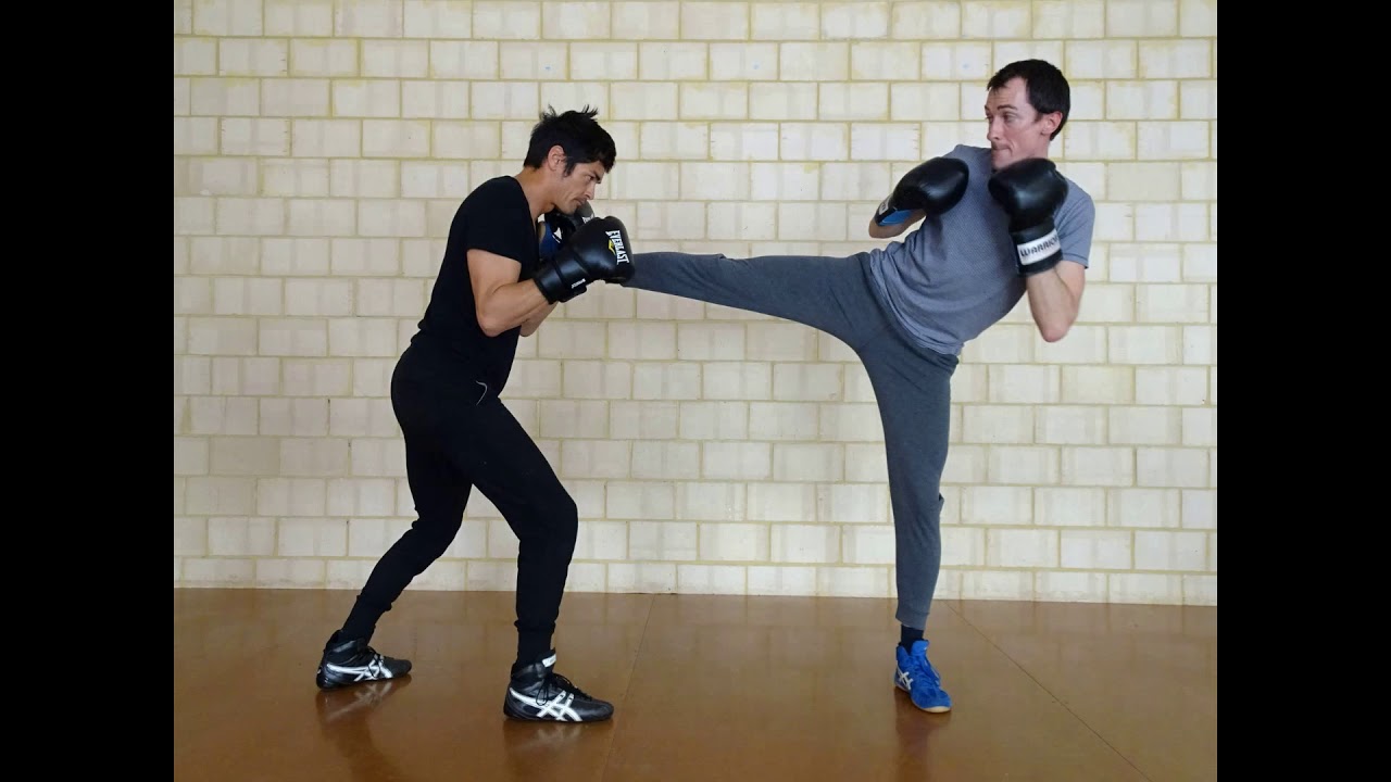 SAVATE RESISTANCE: Kicking combinations - YouTube