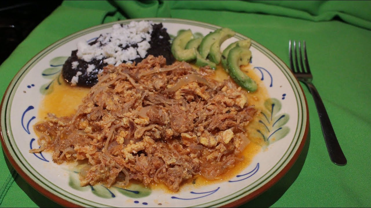 Machaca con huevos en salsa roja - YouTube