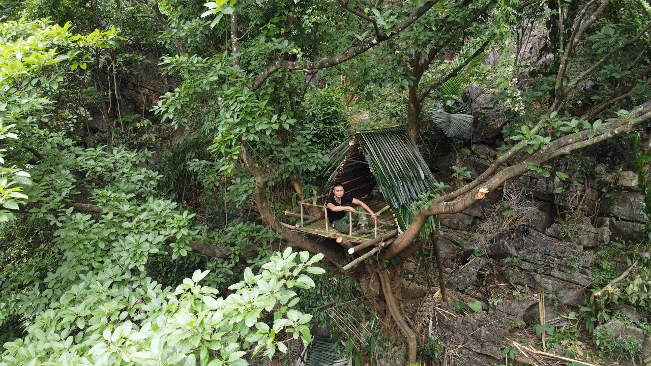 Building a Treehouse | Alone in the Wilderness ! - YouTube