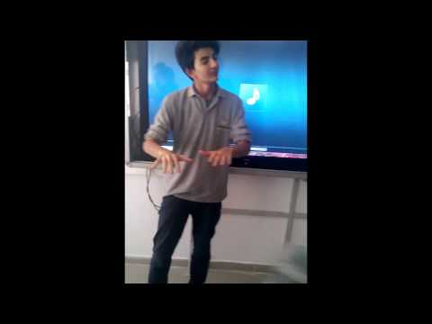 Sınıfta Çılgın Dans Figürleri Sergileyen Öğrenciler - HFZAL