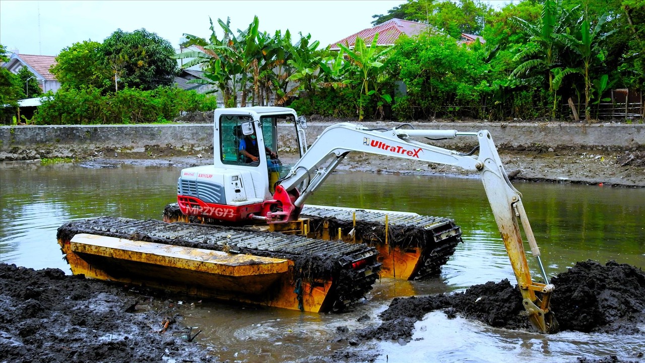 Beko Alat Berat Excavator Apung Amphibi Menggali Endapan Sungai - YouTube