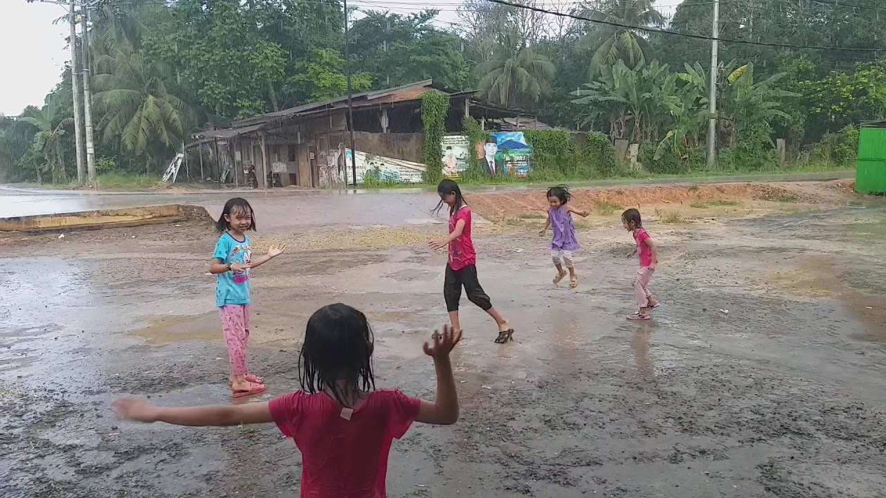 Main hujan - YouTube