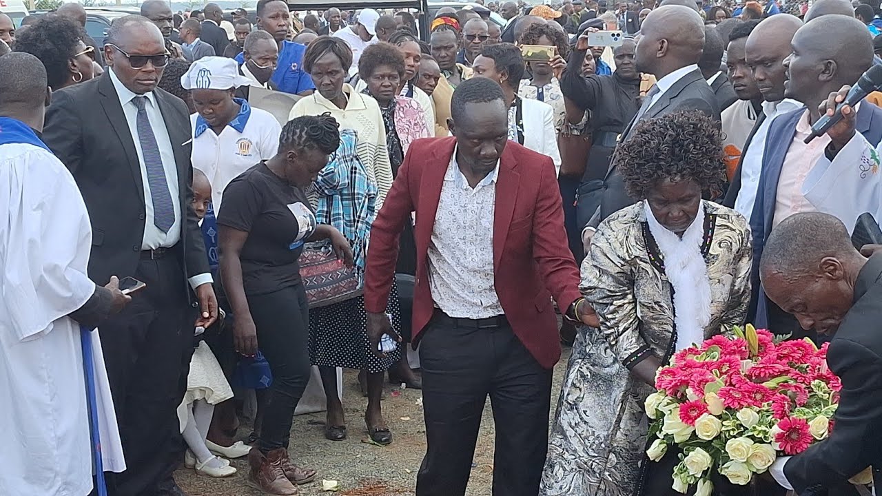 MOTHER TO LATE KIPTUM BREAKSDOWN AS SHE BIDS GOODBYE TO HIS SON ...