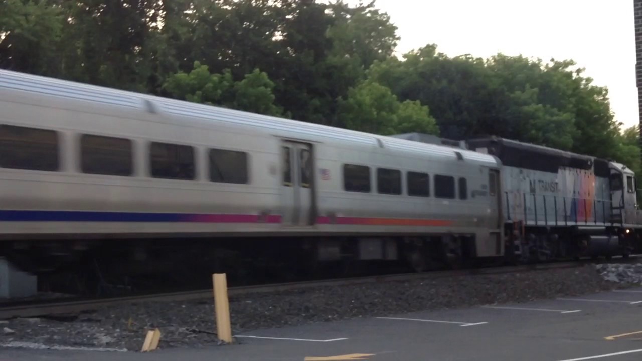 NJ Transit GP40PH-2B 4210 Pulls Comet V's Over a Crossing - YouTube