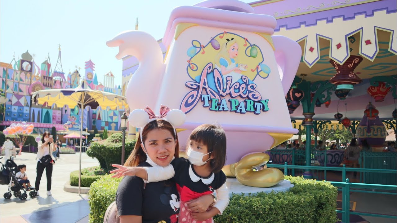 Tokyo Disneyland Resort (Alices tea party) - YouTube