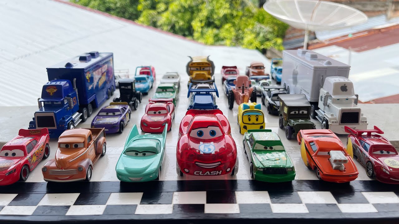 Review Disney Pixar Cars, Lightning McQueen On The Rotating Display ...