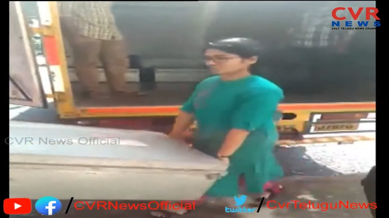 Thrissur Collector TV Anupama Helps Carry Heavy Voting Equipment, Earns ...