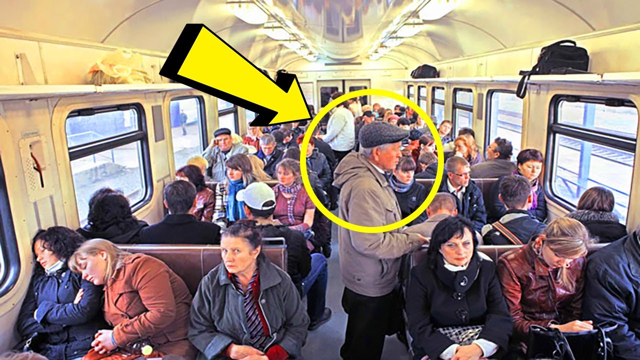 3 Männer Verspotten Alten Mann Im Zug, Ahnen Nicht Wer Hinter Ihnen ...