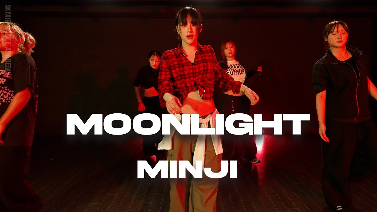 MINJI ChoreographyㅣKali Chis - MoonlightㅣMID DANCE STUDIO - YouTube