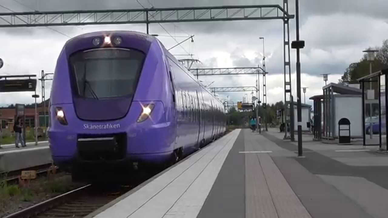 Skånetrafiken X61 067 arrives at railroad station Kristianstad - YouTube