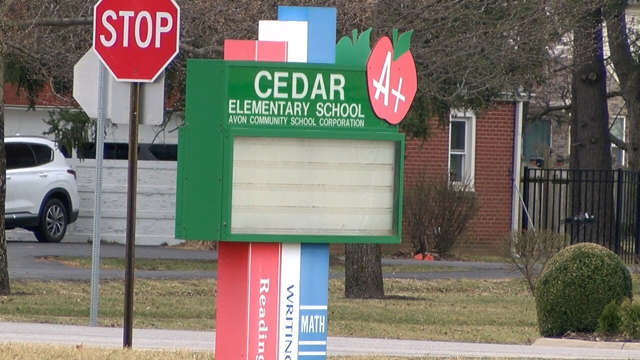Father steps in to fill teaching void at Cedar Elementary School - YouTube