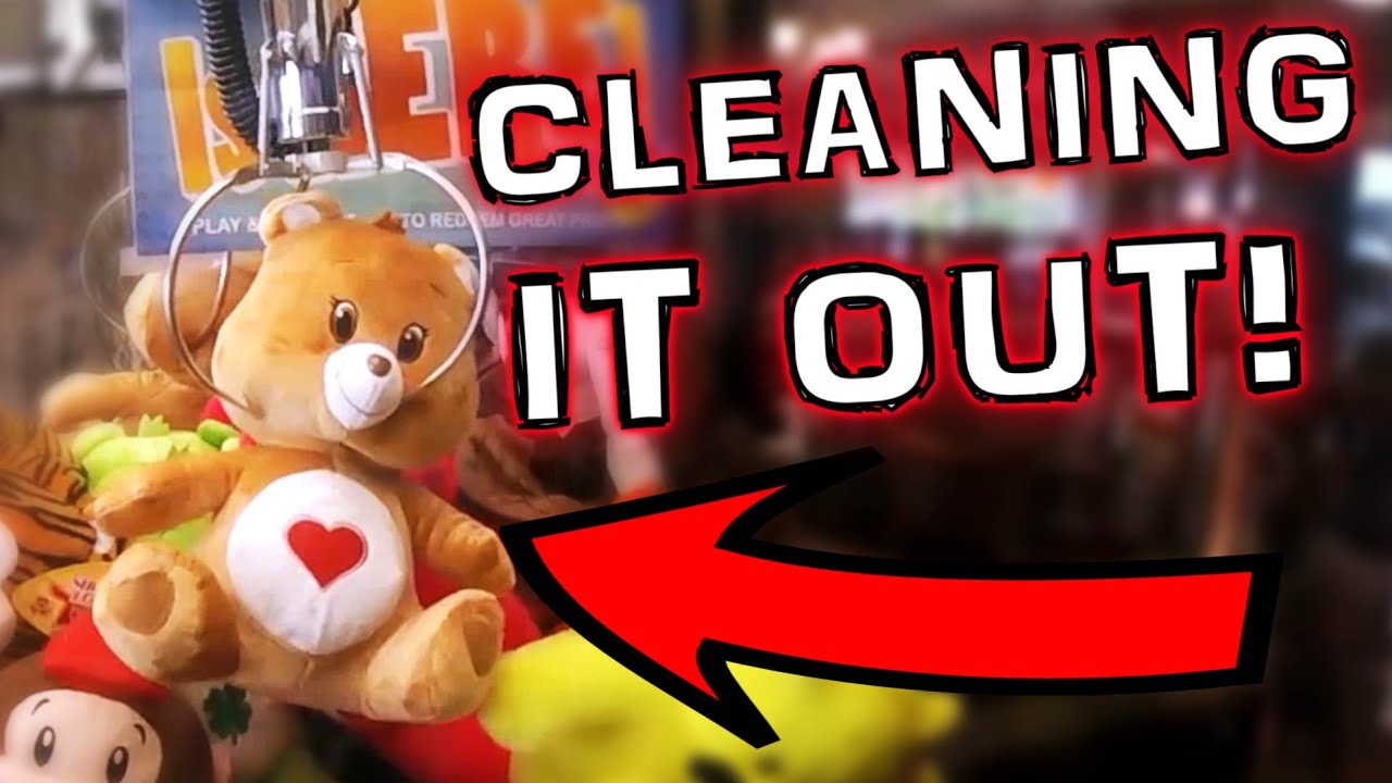 CLEANING OUT THE CLAW MACHINE AT DENNY'S!!! Extremely Strong Claw ...