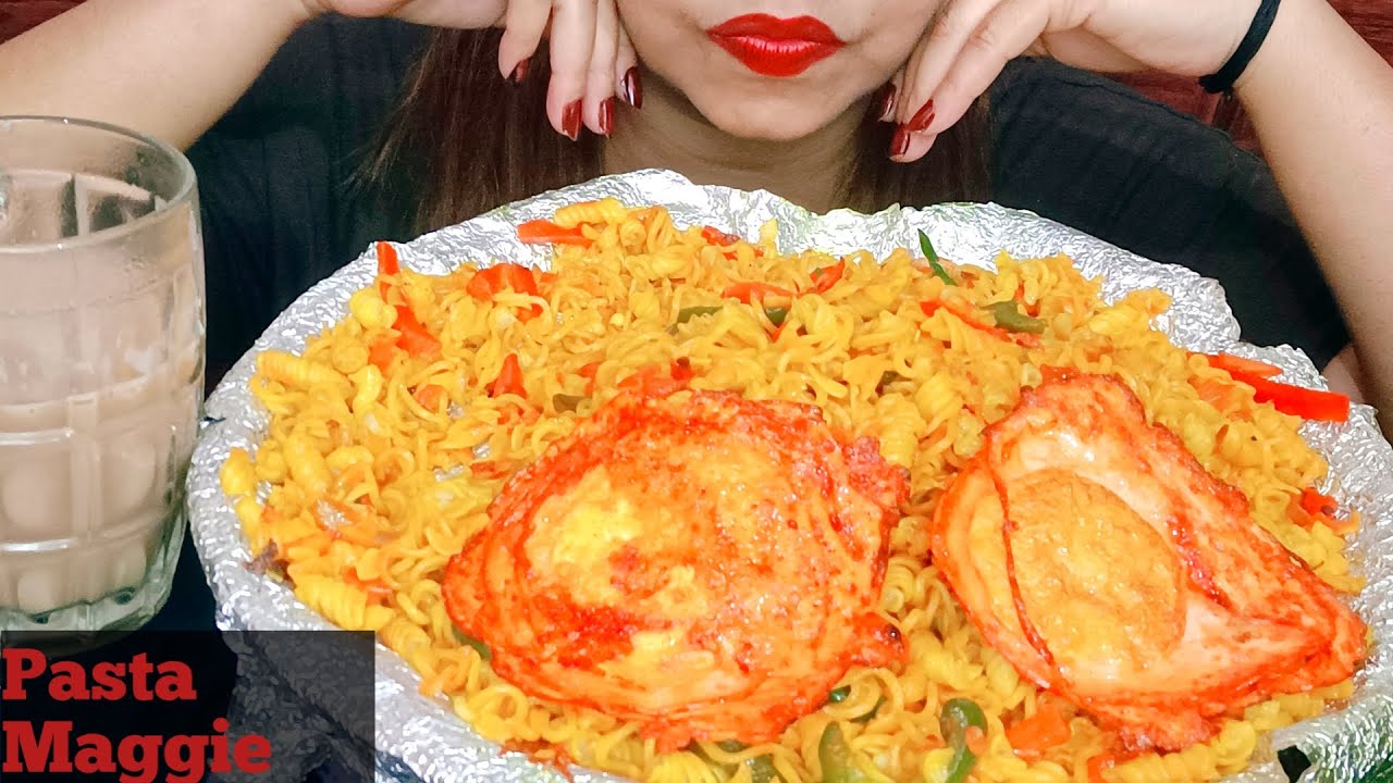 Hot & spicy maggi ||eating maggi macaroni fusion and samosa || Homemade ...