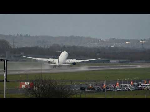 Boeing 777 runs out of runway