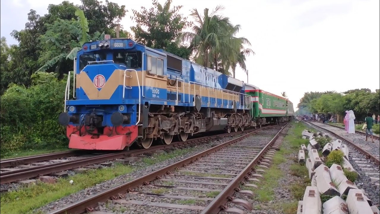 Sundarban Express Entering Daulatpur Railway Station, Khulna - YouTube