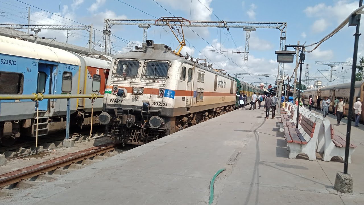 Northeast SF Express meeting with Indore Express at Kanpur Central ⚡🚉⚡ ...