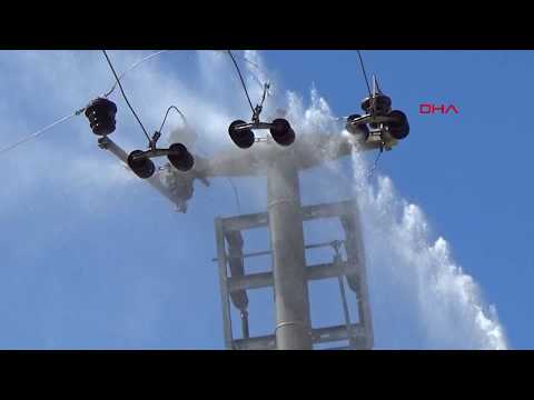 Yüksek gerilim hatları tazyikli suyla böyle temizleniyor