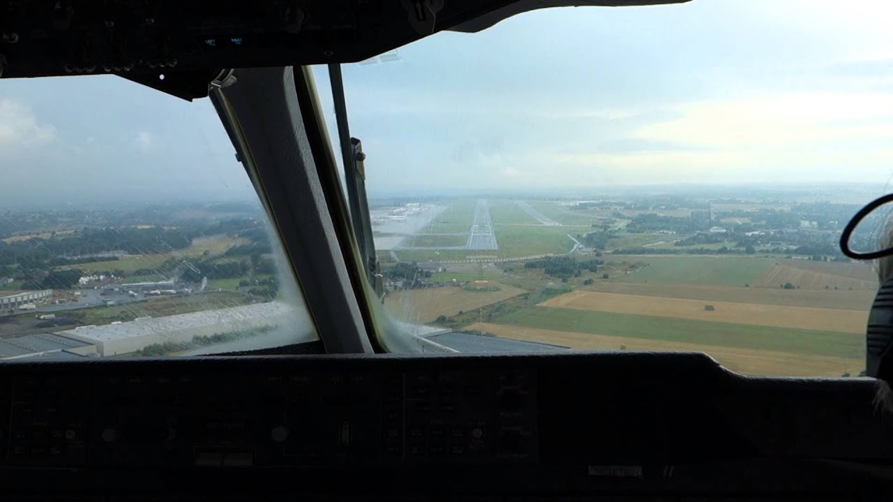 MD-11F cockpit landing in Liege (EBLG) - YouTube