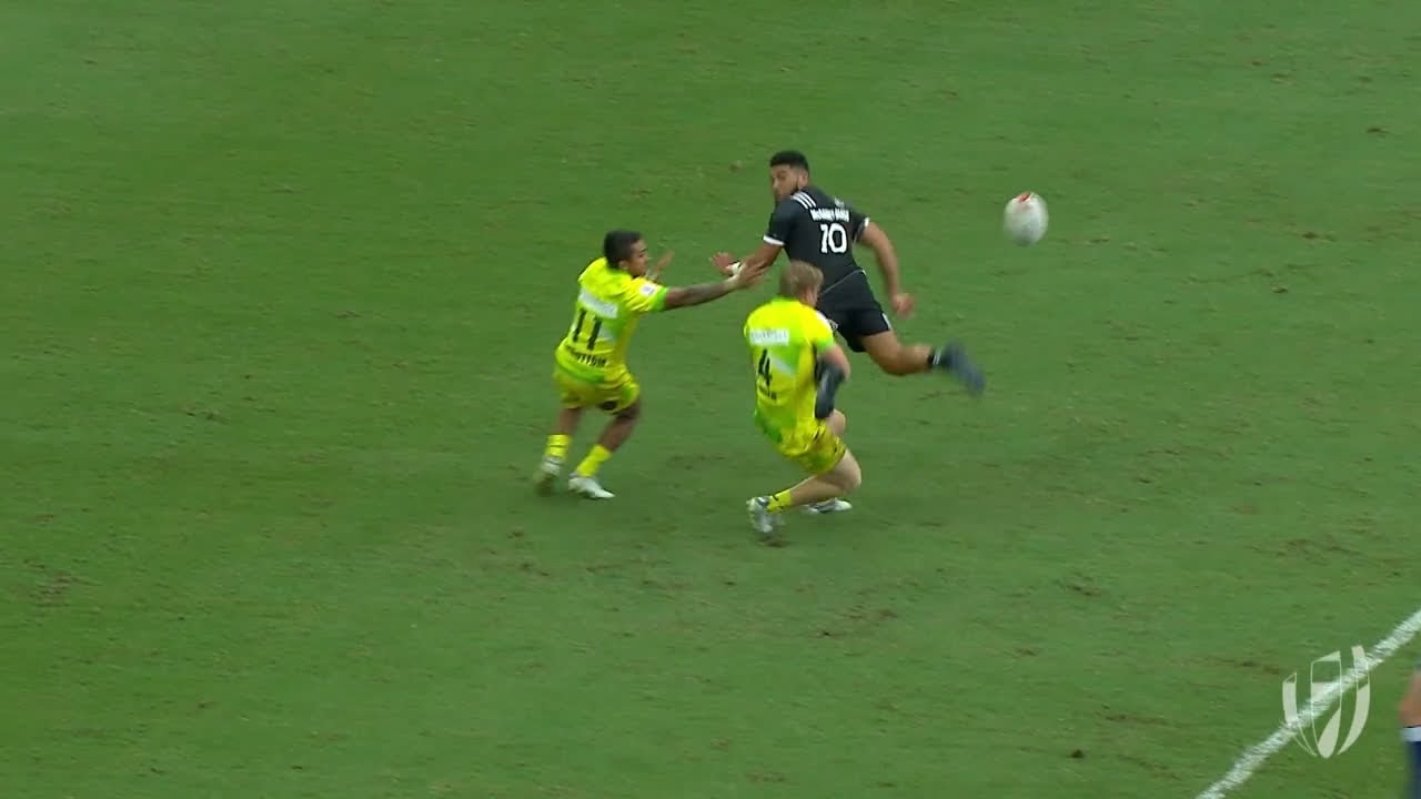 Relive: Crazy behind the back pass - YouTube