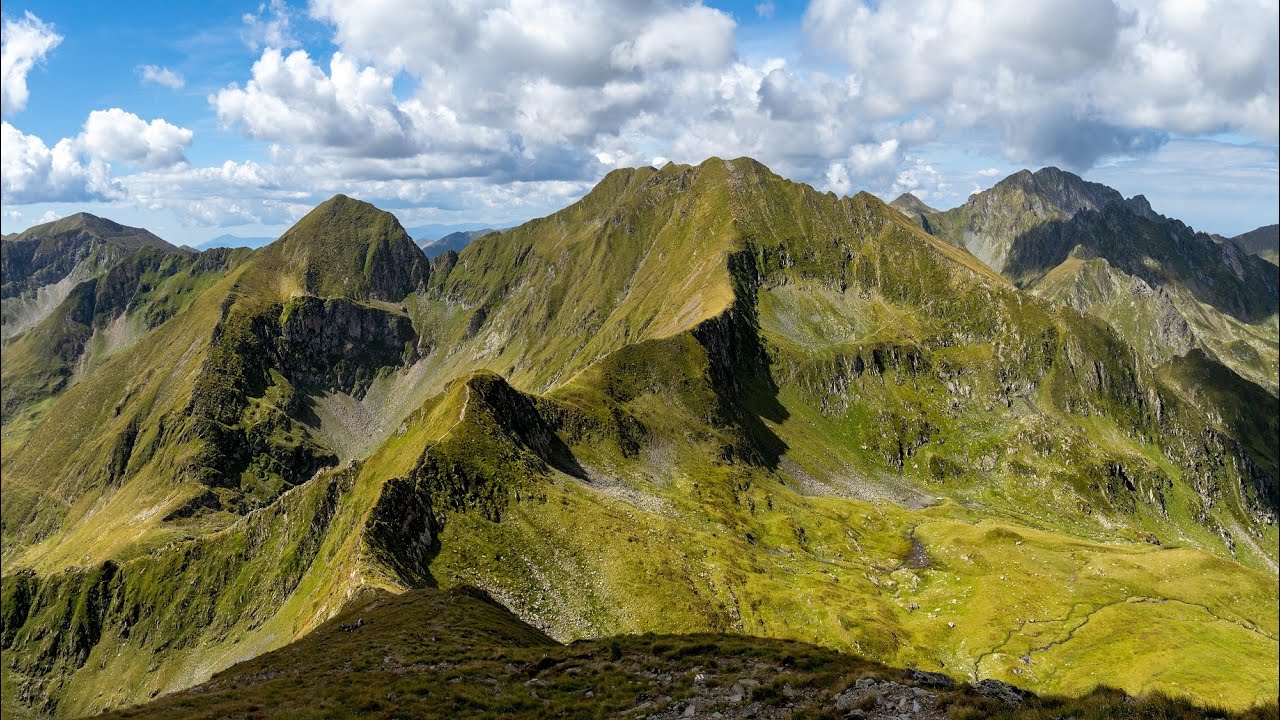 Muntii Fagaras, Cabana Capra, La trei pasi de moarte, Varful Arpasu ...