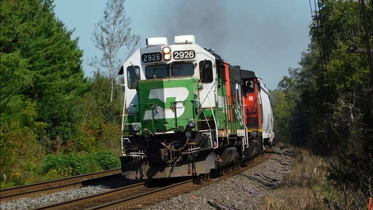 Burlington Northern! BNSF 2926 leads CN L518 on Kingston sub - YouTube