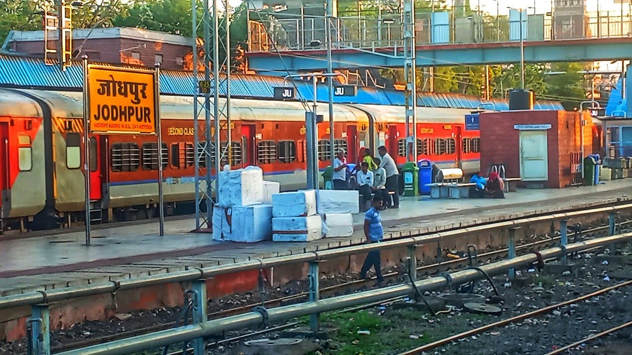 Puri Jodhpur Express Arrived On Jodhpur Junction | 20813 | Indian ...