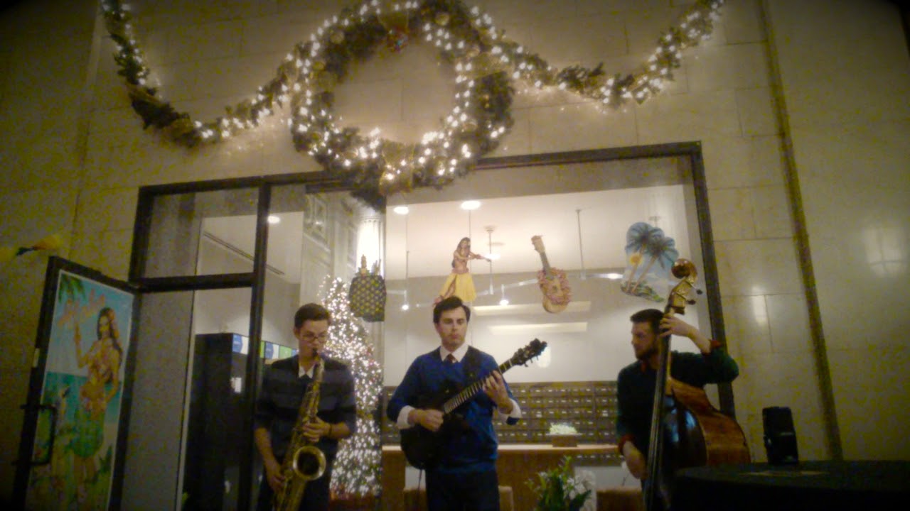 "White Christmas" (1942) by the Jason Fabus Trio - YouTube