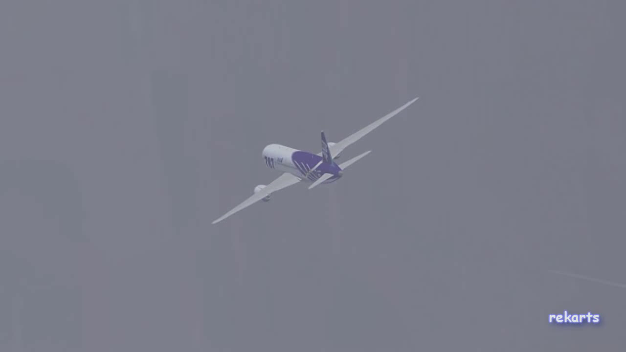 Boeing 787 Dreamliner Takeoff! - YouTube