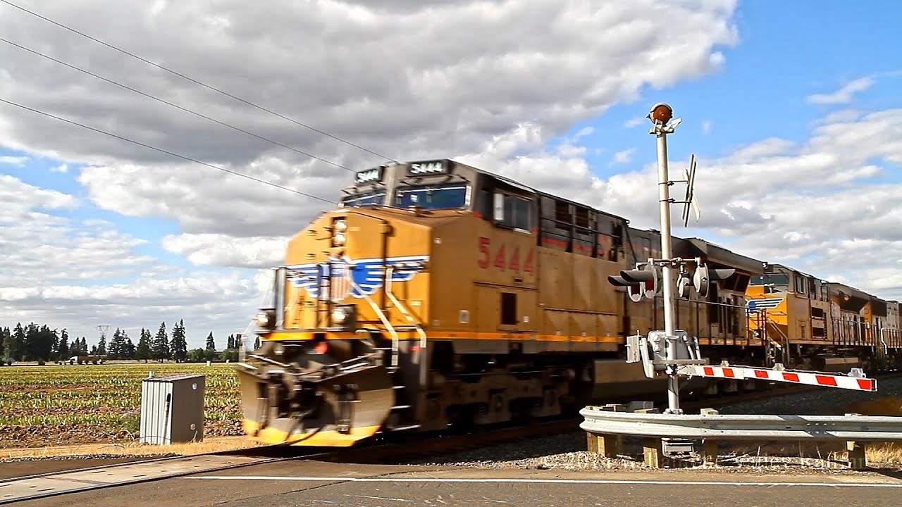Burning fields and UP 5444 with train QPDRV at Perkins Road - Salem ...