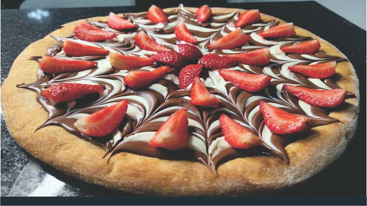 A pizza doce mais linda de chocolate com morango - YouTube