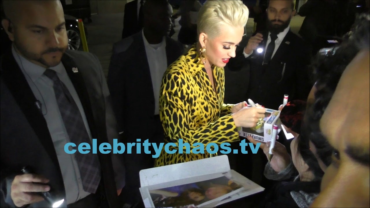 Katy Perry having fun meeting her fans while signing autographs - YouTube