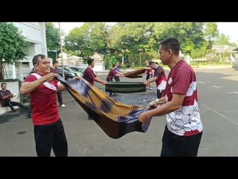 Seru ... Lomba estafet lempar balon isi air pake sarung - YouTube