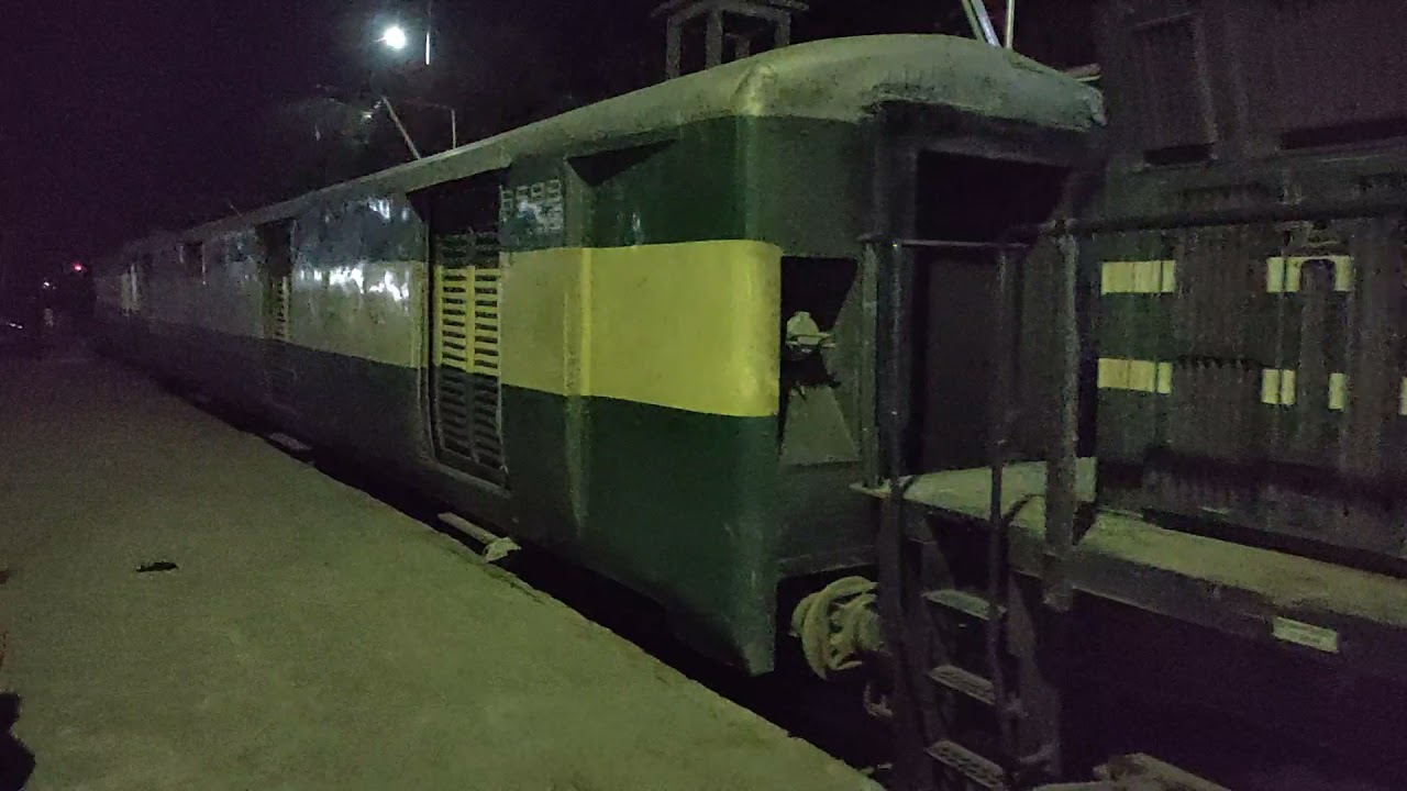 28 down arriving at rohri junction - YouTube