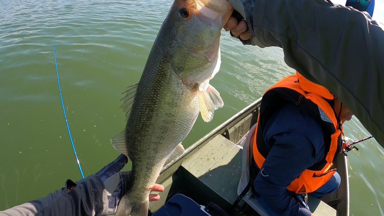 RECORD DE LOBINA DESDE JON BOAT PRESA EL CUCHILLO - YouTube