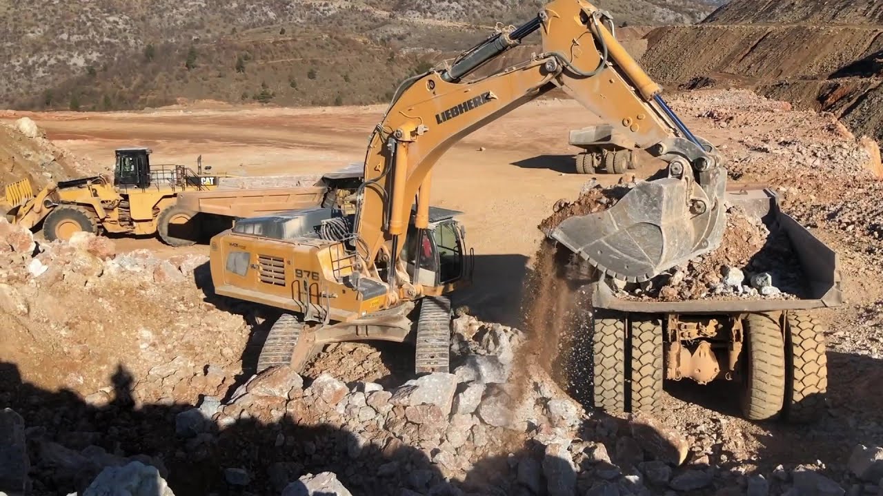 Caterpillar 992G Wheel Loader & Liebherr 976 Excavator Loading Cat ...
