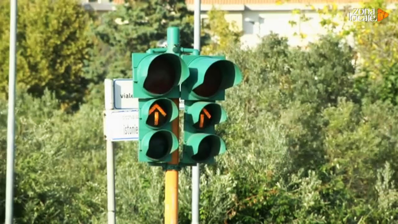 A Vasto arrivano i semafori intelligenti - YouTube