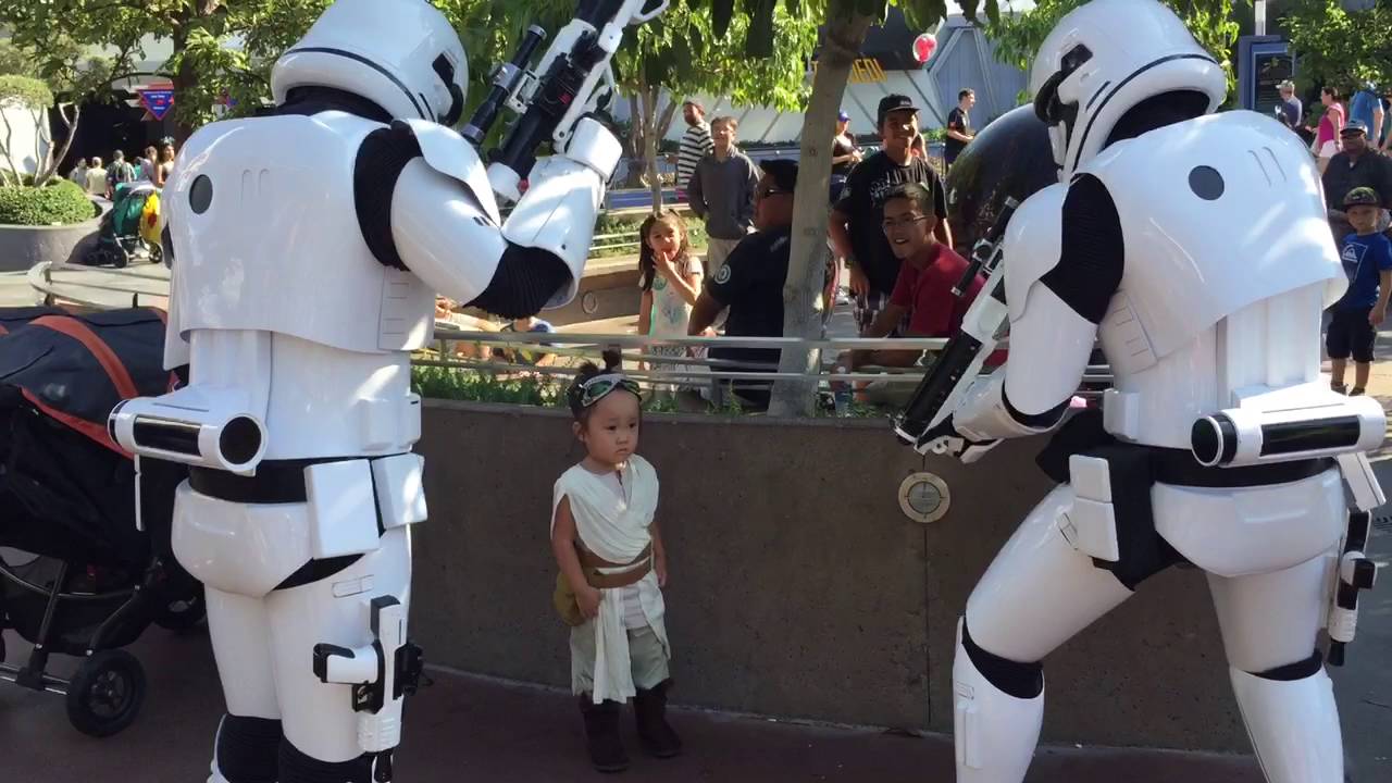 2016 08.02 - KKYD - Stormtroopers vs. Little Rey at Disneyland - YouTube